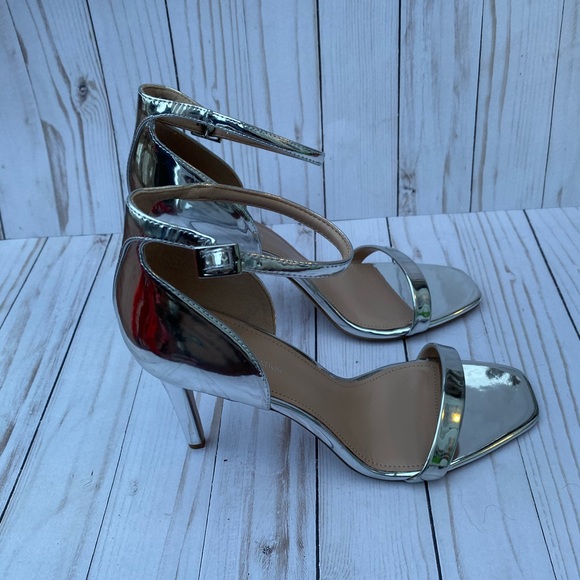 BCBGeneration | Shoes | Authentic Bcbgeneration Metallic Leather Pump ...